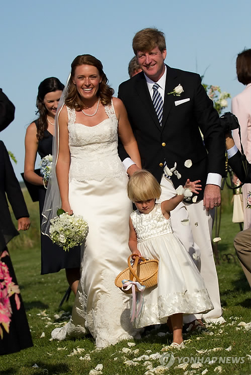 결혼 행진하는 패트릭 케네디