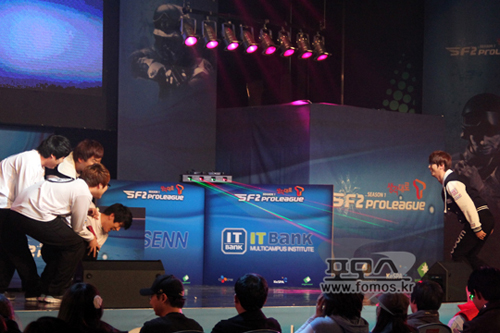 [SF2프로리그]웅진, 화려한 세리머니 펼치며 첫 승 자축(2경기)