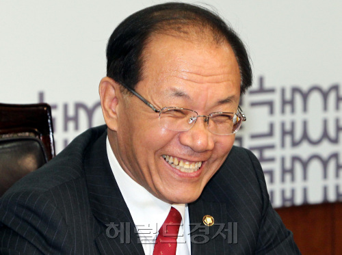 Hwang's flexibility may aid party stability