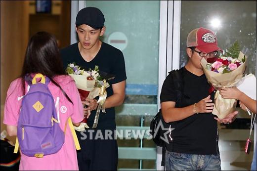 포토]팬들에게 꽃다발 받는 가진동-구파도