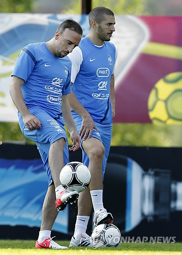 FILE UKRAINE RIBERY BENZEMA