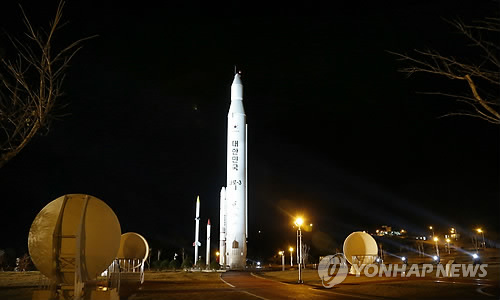 밤하늘 조명에 빛나는 나로호