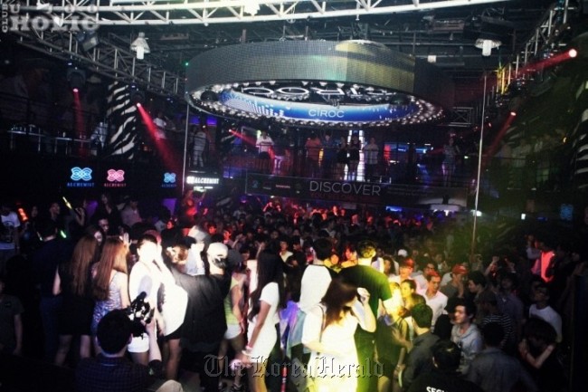 Sleepless nights of the 'club-a-HOLICs'