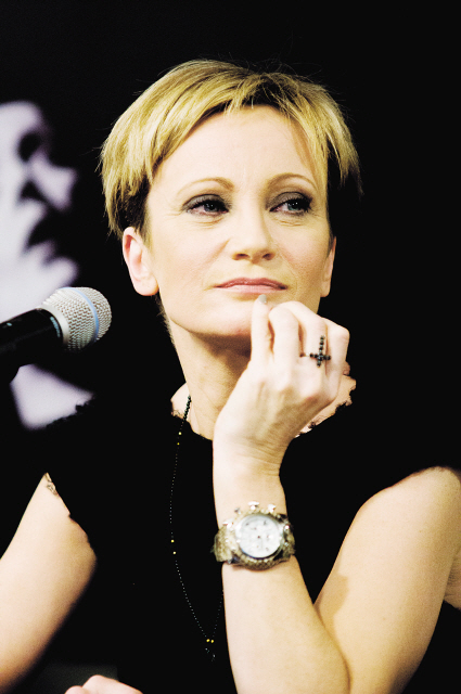Patricia Kaas pays tribute to French singing icon