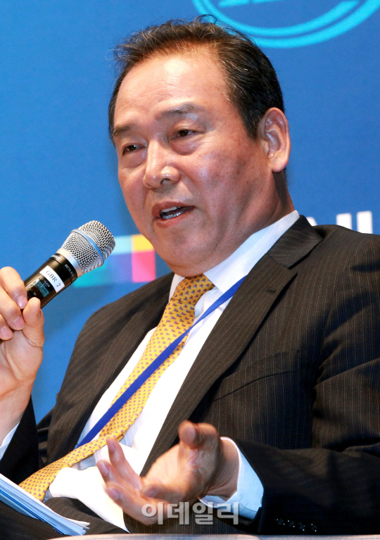 [포토][IFC2013]열띤 토론하는 송경순 KECG 대표전문위원