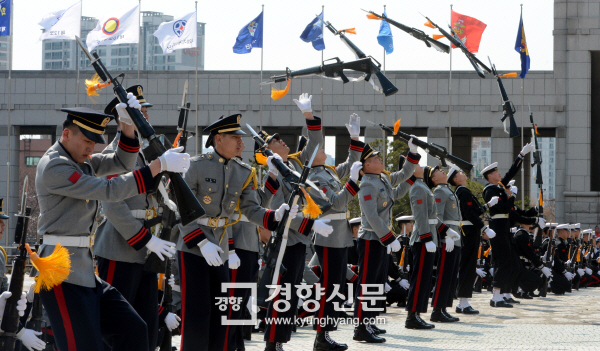 [경향포토]국군 의장대 멋진 시범
