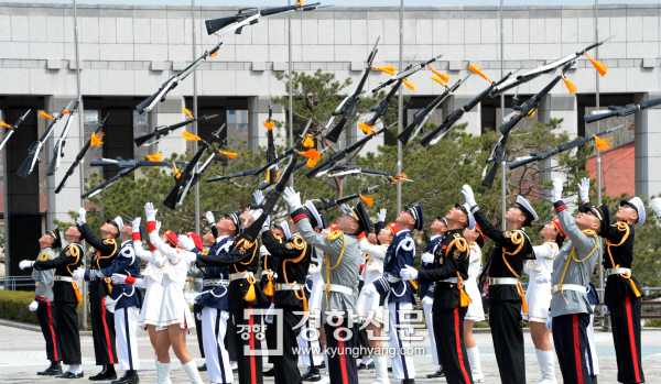 [경향포토]국군 의장대 동작 시범