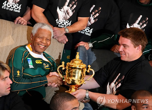 FILE SOUTH AFRICA SPRINGBOKS MANDELA