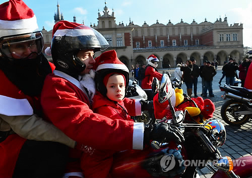 POLAND SANTA CLAUSES PARADE