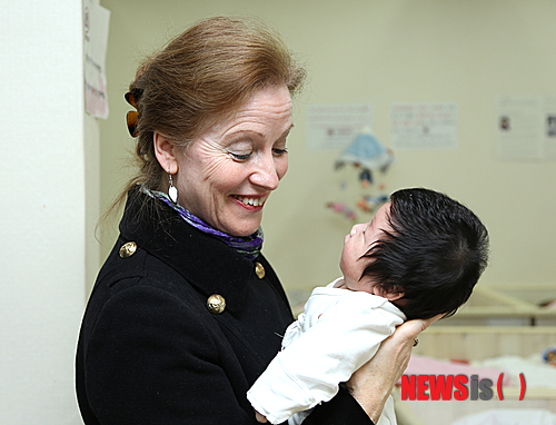 아이돌봄 봉사활동 하는 앤 와이트먼 주한영국대사 부인
