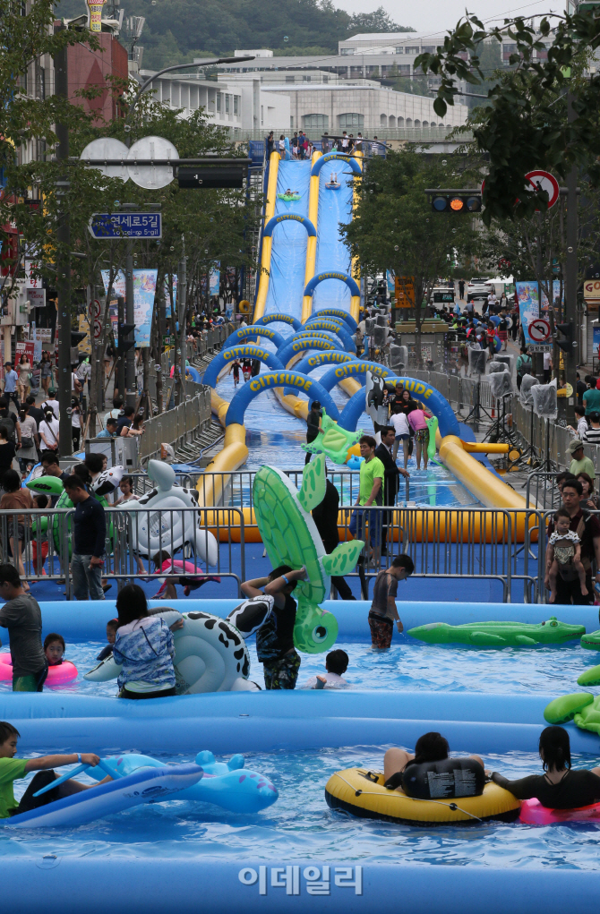 [포토]'도심에서 즐기는 워터 슬라이드'