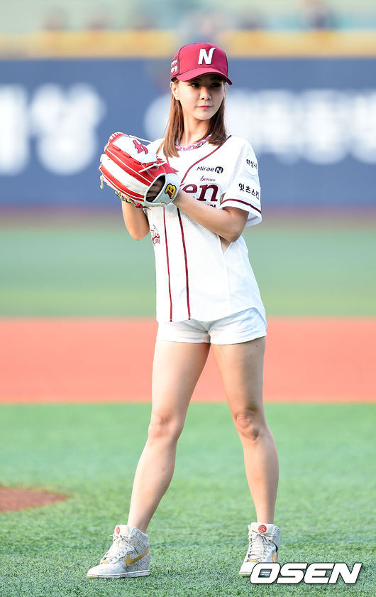 [사진]맹승지,'아찔한 핫팬츠 시구'