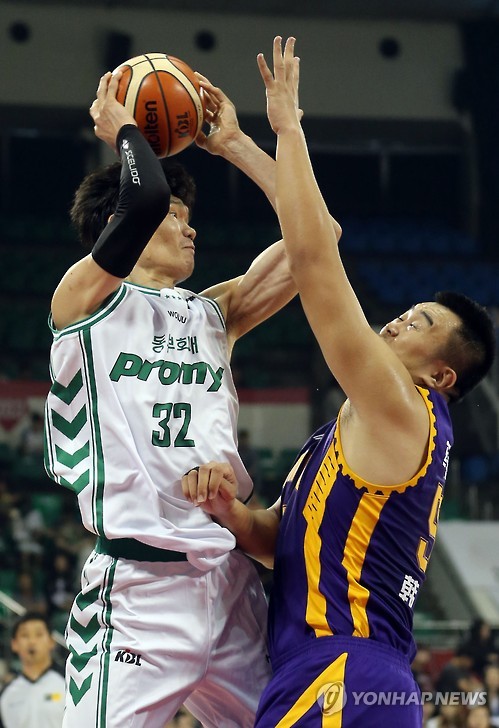 리바운드 하는 김주성