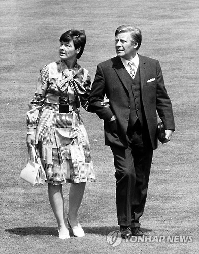 FILE GERMANY PEOPLE HELMUT SCHMIDT OBIT