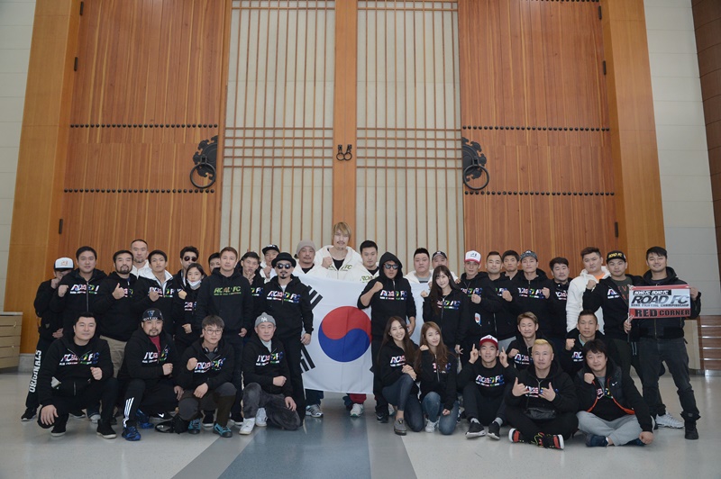 ROAD FC 선수단의 출국 전 단체 사진 '한국 격투기의 강함 증명하고 오겠다'