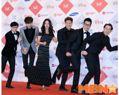 송지효 '우아한 드레스에 킬힐 때문에 휘청~' [움짤]