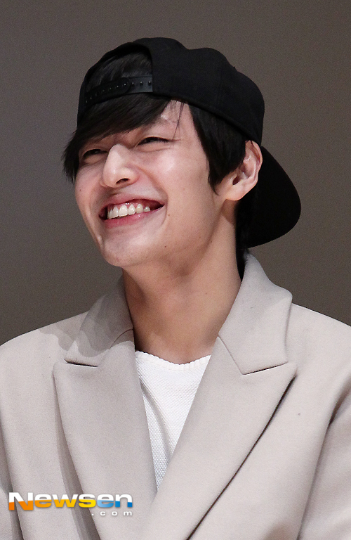 [포토엔]강하늘 '여대생 사랑 한 몸에 받은 심쿵미소~'