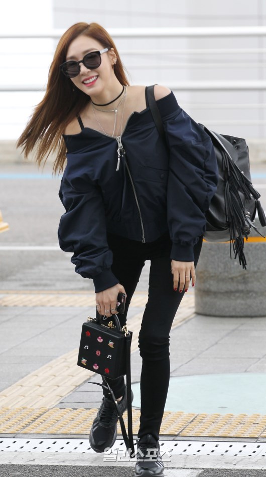 [포토]티파니, 봄날씨에 어깨 노출패션