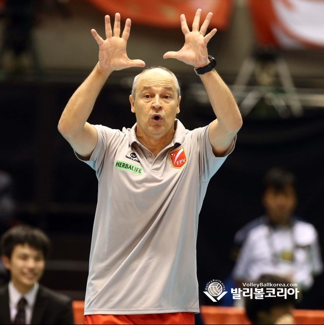 작전 지시하는 페루 MAURO MARASCIULO 감독.