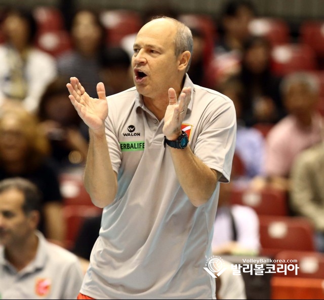 경기를 지켜보는 페루 MAURO MARASCIULO 감독.