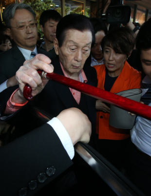 Lotte founder admitted for mental evaluation