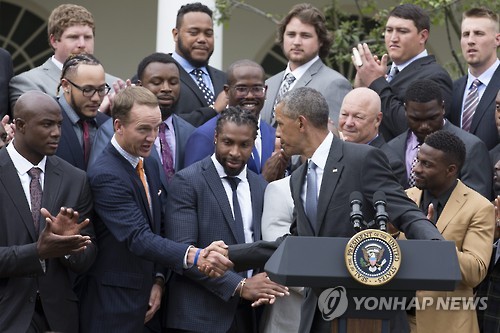 USA OBAMA NFL DENVER BRONCOS