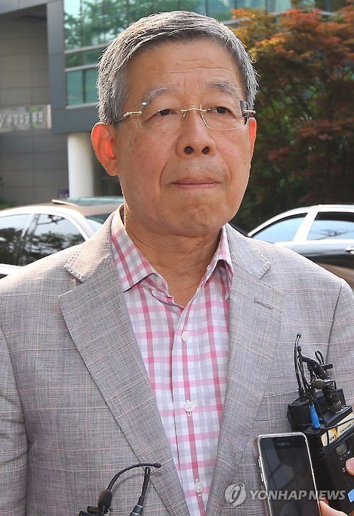 굳은 표정의 김희옥 위원장