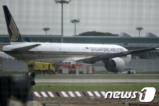241명 탄 싱가포르항공기, 엔진이상으로 회항 직후 화재