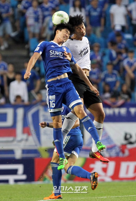 [포토]김현-이종성,필사의 공중볼 다툼