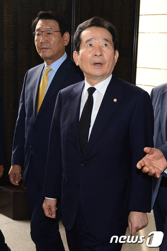 6.25 참전용사 기념비 살펴보는 정세균 국회의장