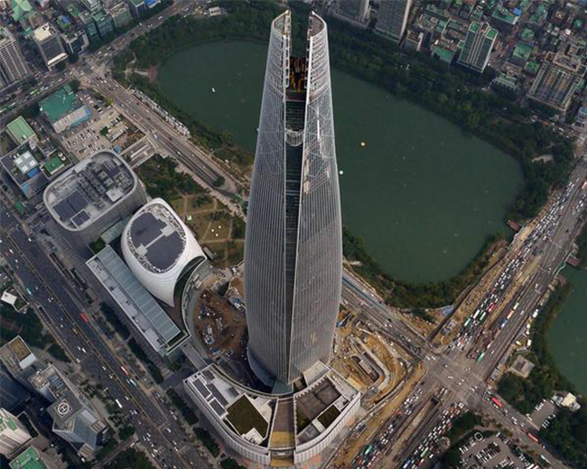 Exterior of Lotte World Tower completed on Sunday