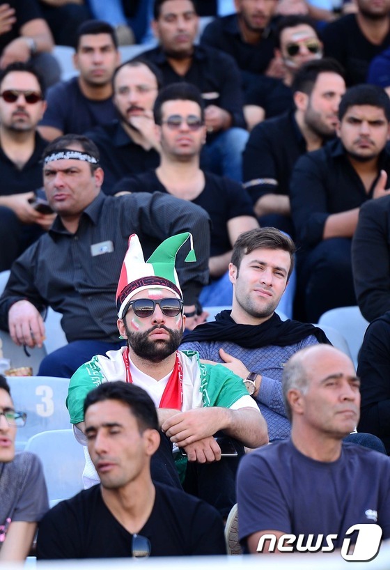 개성 뽐낸 이란 관중