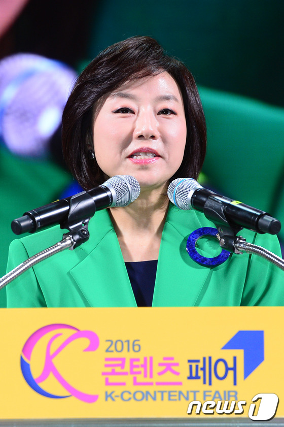 인사말하는 조윤선 장관