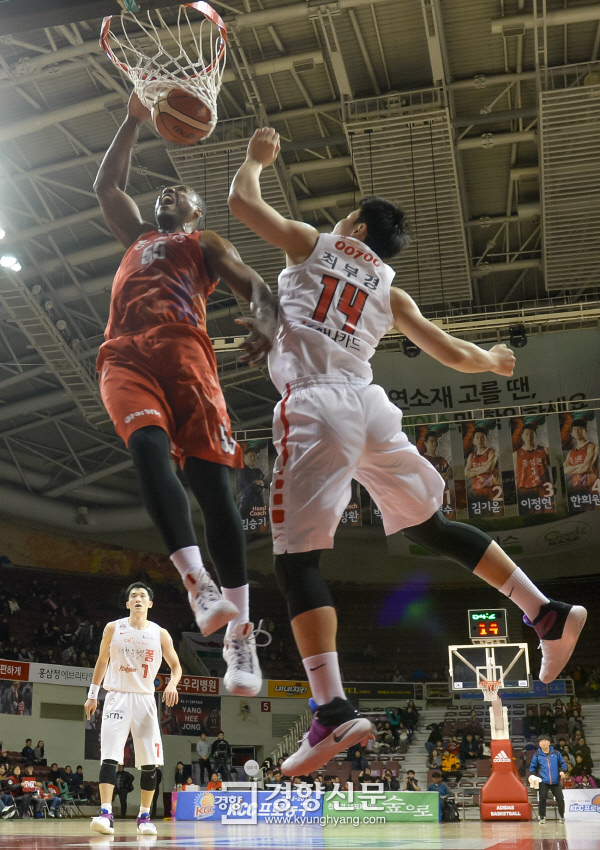 [경향포토]호쾌한 덩크슛 사이먼