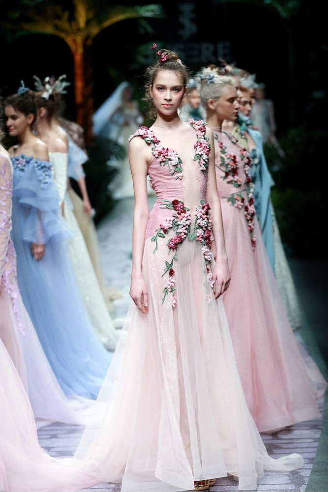 2017 차이나 패션위크, 웨딩 트렌드 선봬..'Yu Aiping' 작품 눈길