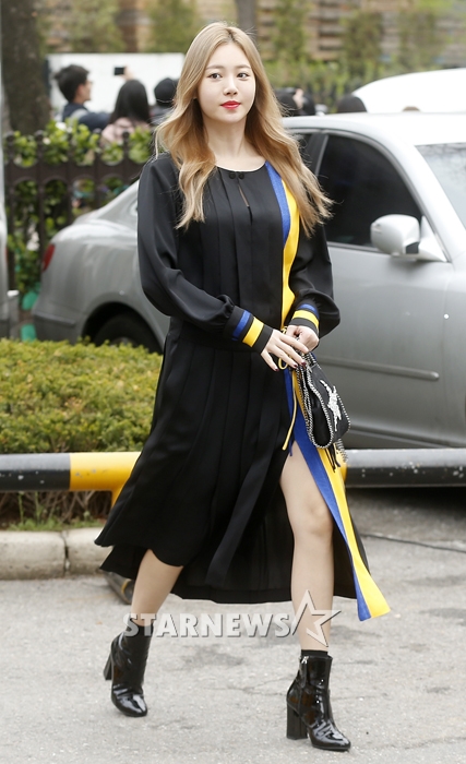 포토]유라, '아침에도 화려한 패션'