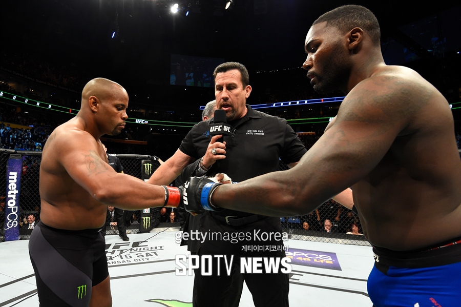 [오늘의 UFC] 코미어, 존슨에게 RNC 승..존슨 은퇴 선언