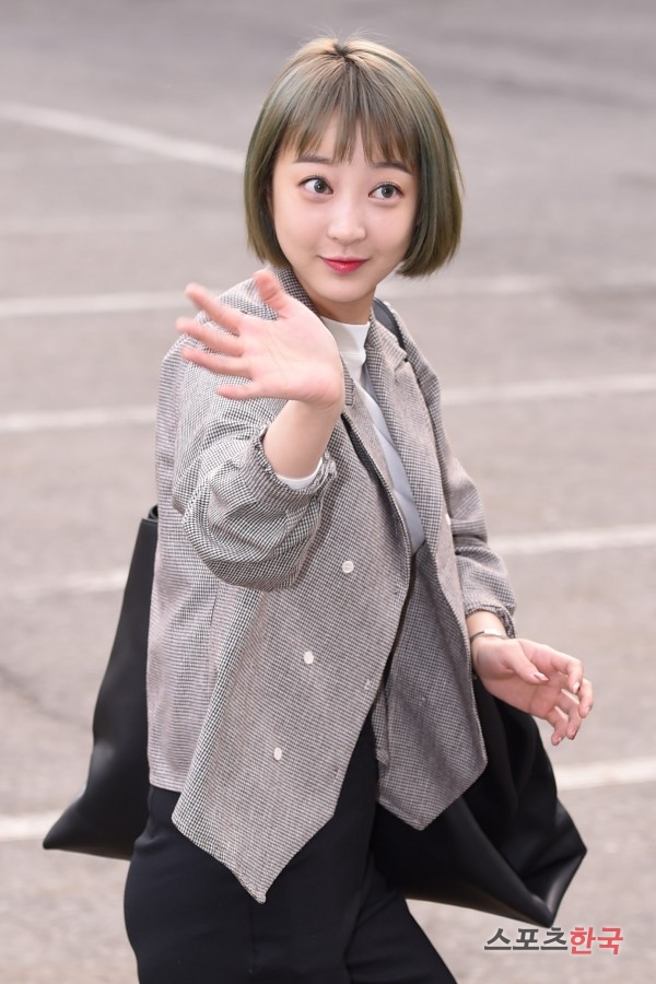 EXID 혜린 '헤어 컬러와 똑같은 컬러렌즈'(뮤직뱅크 출근길)