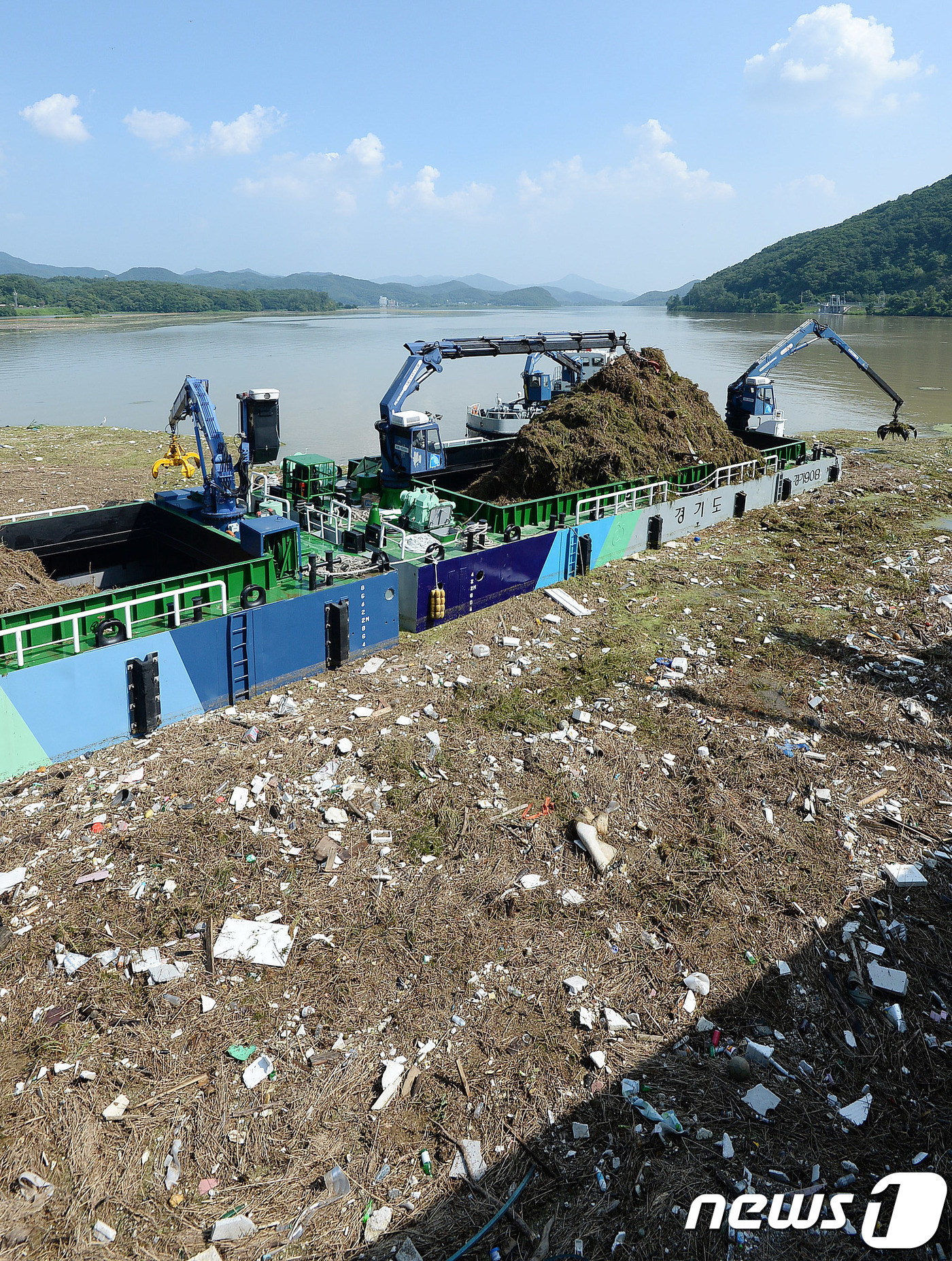 폭우에 떠내려온 쓰레기