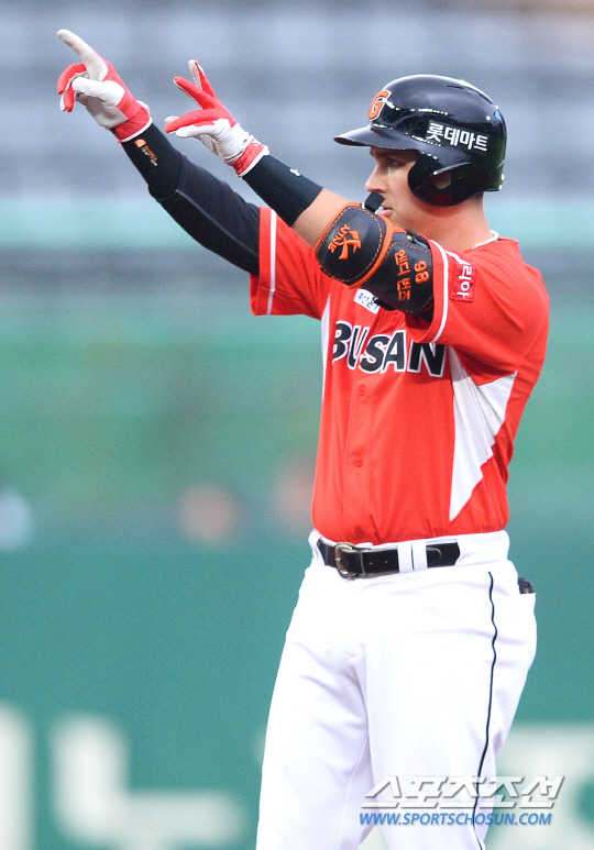 [포토] 1타점 2루타 치고 기뻐하는 번즈
