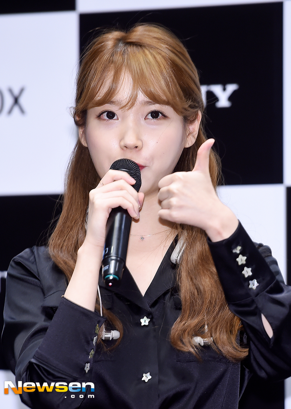 [포토엔HD]아이유 '인형 미모에 엄지 척'