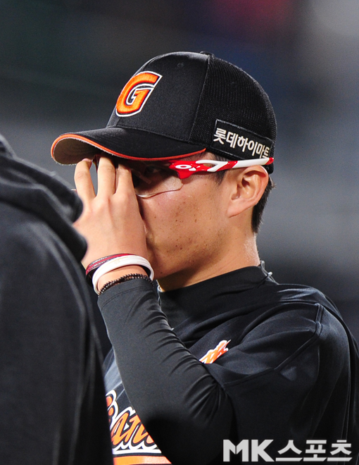 박세웅 'PO 진출 실패에 울컥' [MK포토]