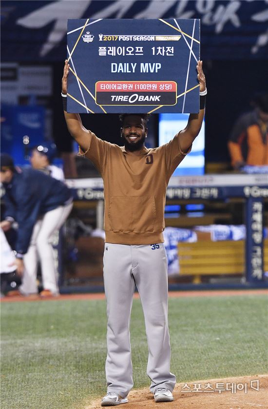 [ST포토] 스크럭스, PO1 MVP 선정