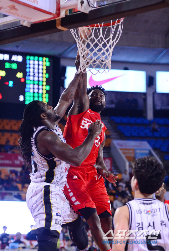 [포토] 화이트 '점프는 내가 갑'