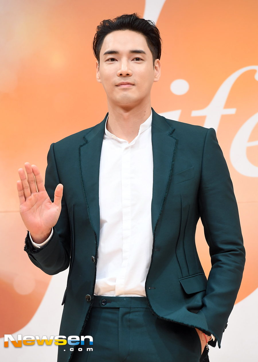 [포토엔HD] 강지섭 '훤칠한 수트맵시'