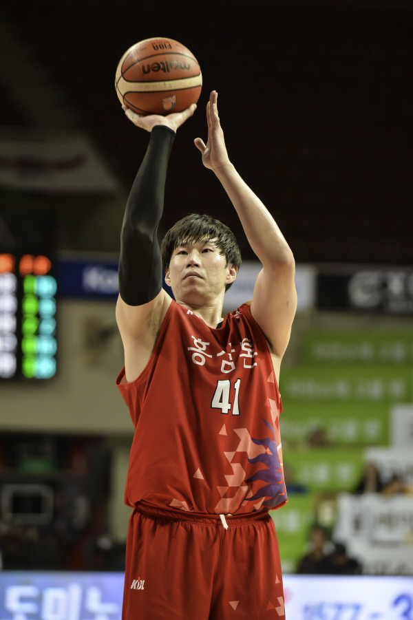 '오세근 트리플더블' KGC, kt 상대로 81-66 대승