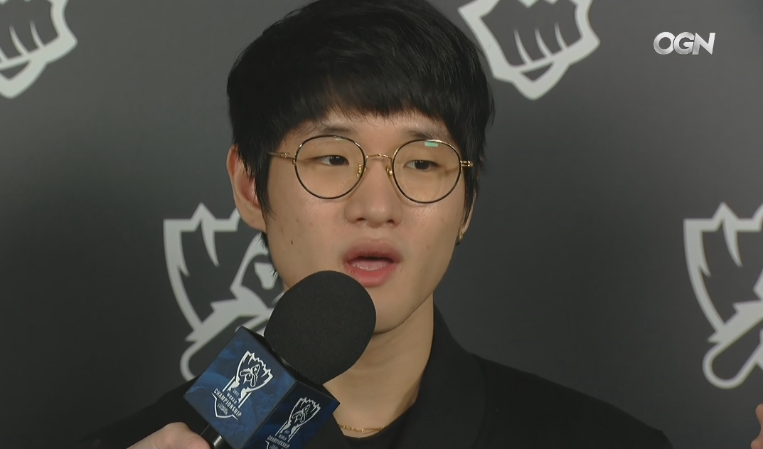 [롤드컵 결승] '크라운' 이민호, "우승 트로피 들어 기쁘다"