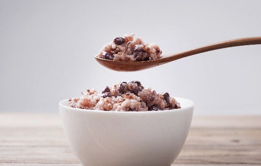 퍽퍽한 잡곡밥 부드럽게 지으려면? '소주 한잔' 넣으세요