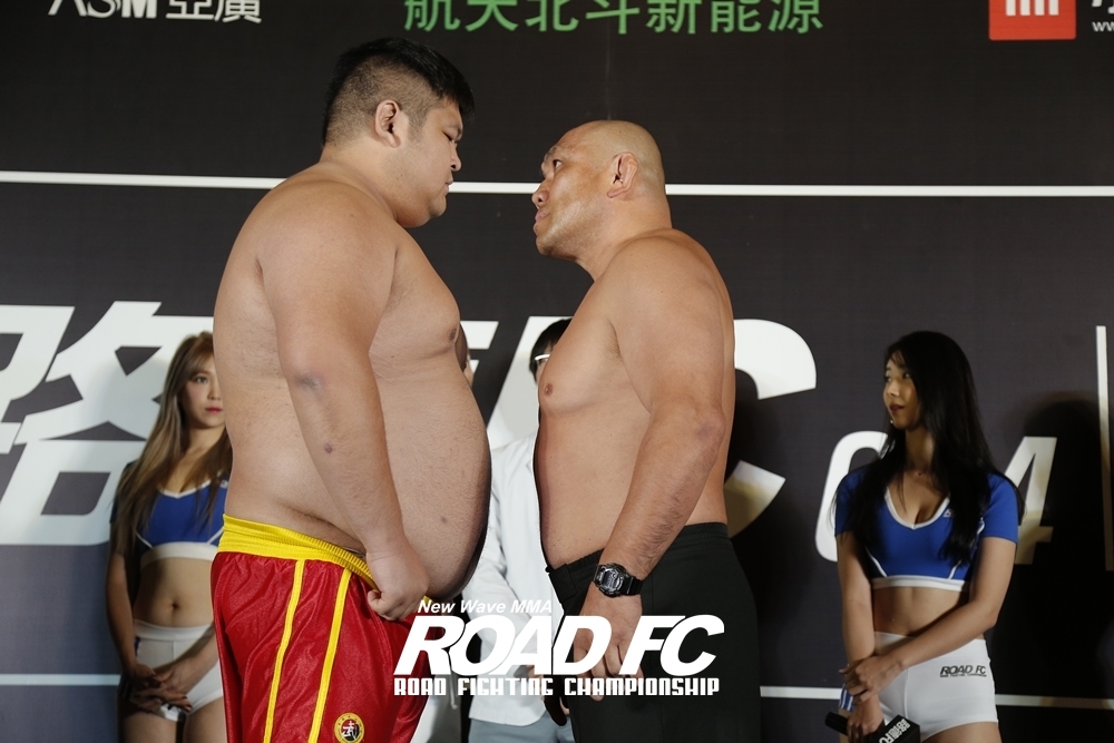 [ROAD FC 044 D-1] 아오르꺼러와 후지타 카즈유키의 일촉즉발 신경전(영상)