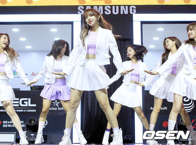 [사진] 우주소녀 성소, 'WEGL 오프닝 세리머니 시작할게요'